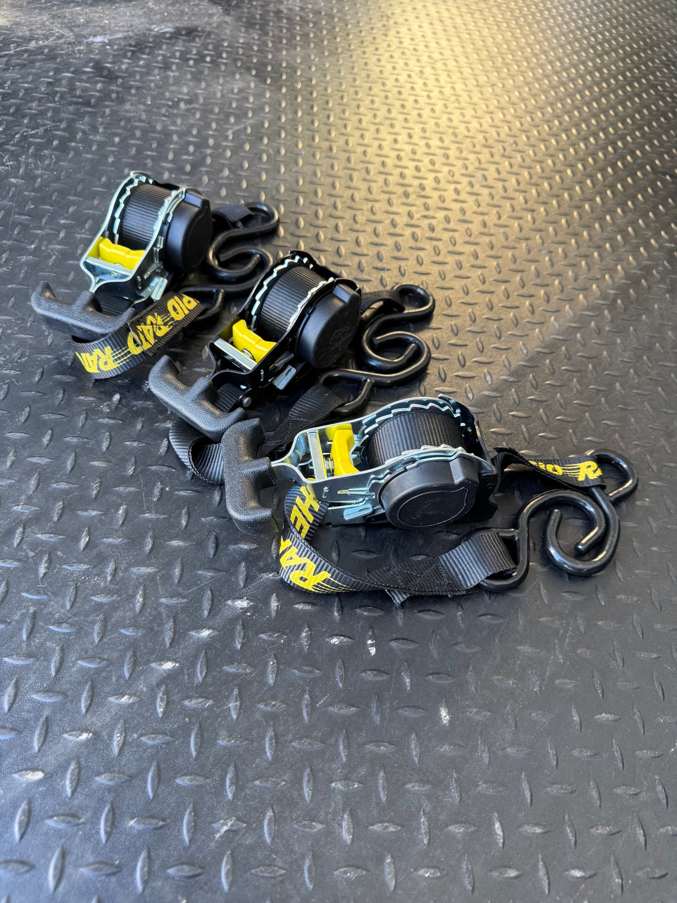 Rapid Ratchet: Automatic retracting ratchet straps